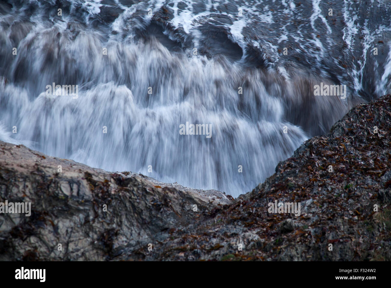 Crashing shoreline hi-res stock photography and images - Alamy
