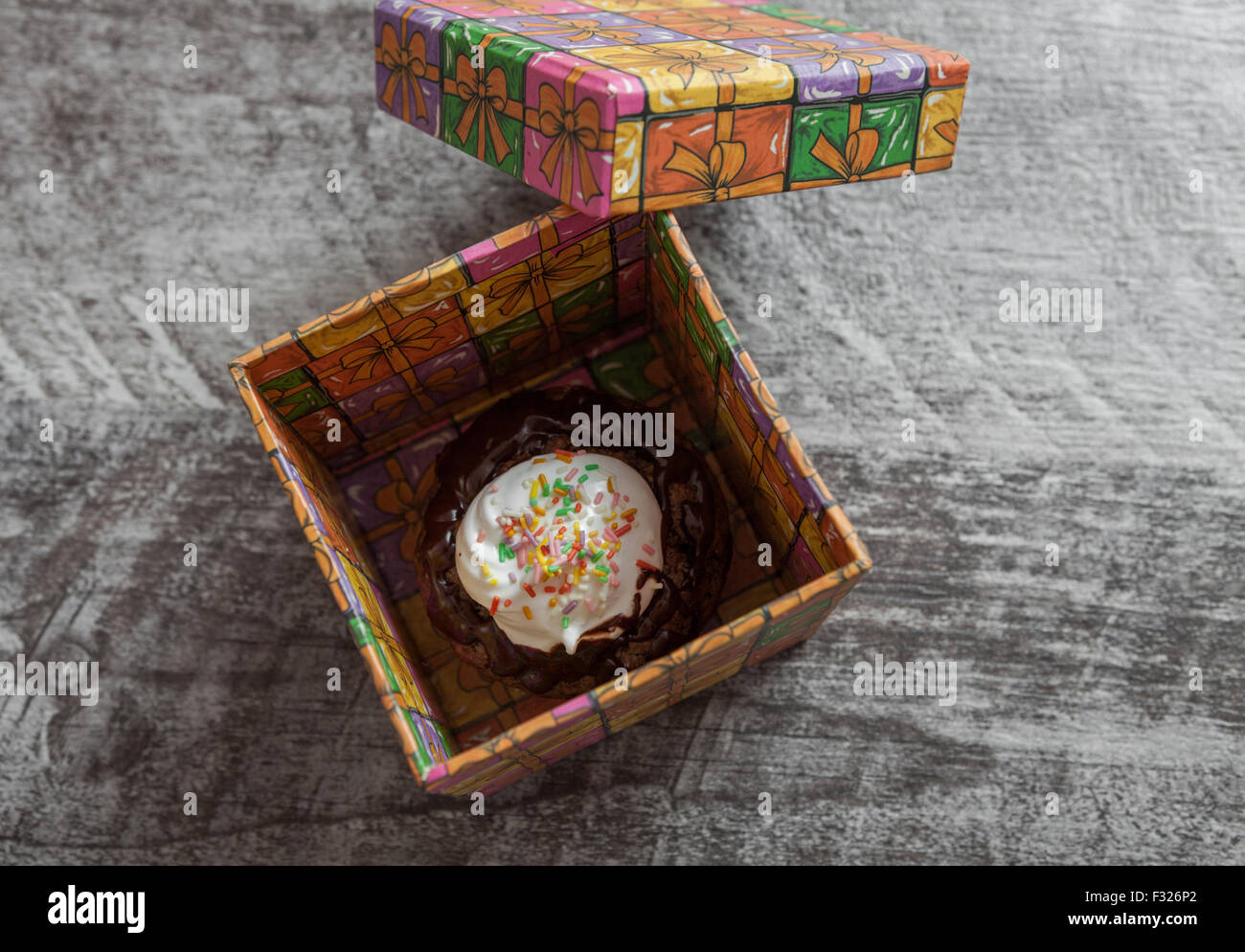 Chocolate muffin in the gift box Stock Photo - Alamy