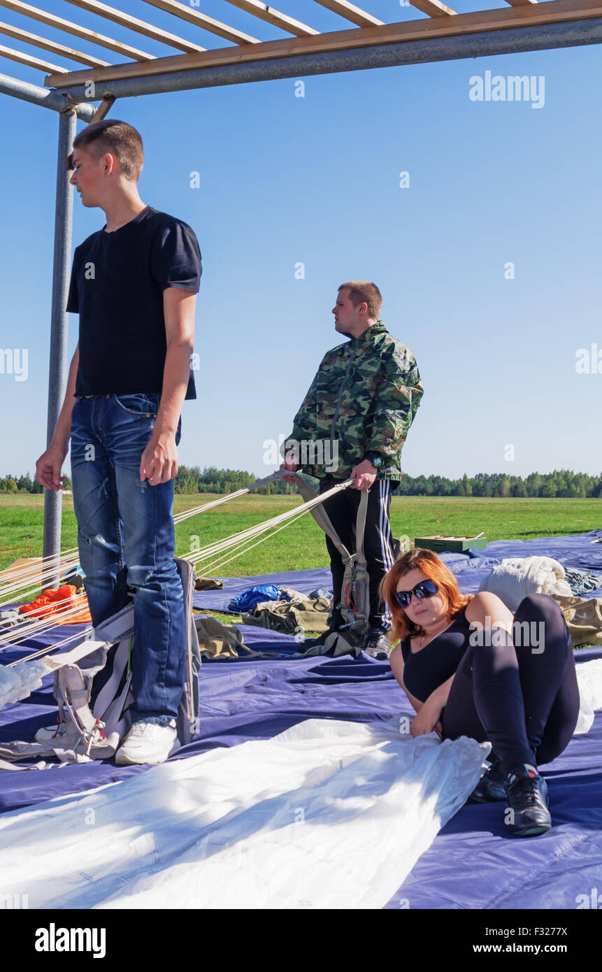 Parachutists - 2014. Packing of parachutes Stock Photo - Alamy