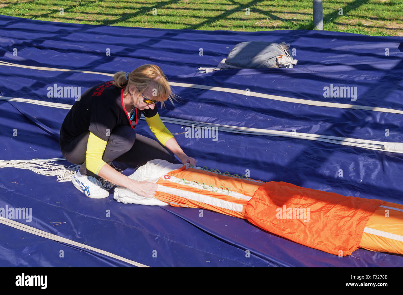 Silk parachutes hi-res stock photography and images - Alamy