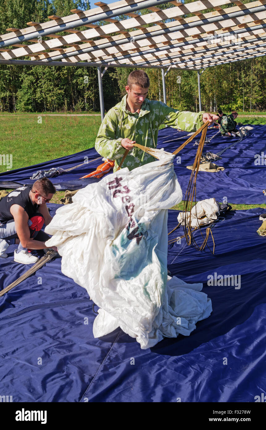Parachutists - 2014. Packing of parachutes Stock Photo - Alamy
