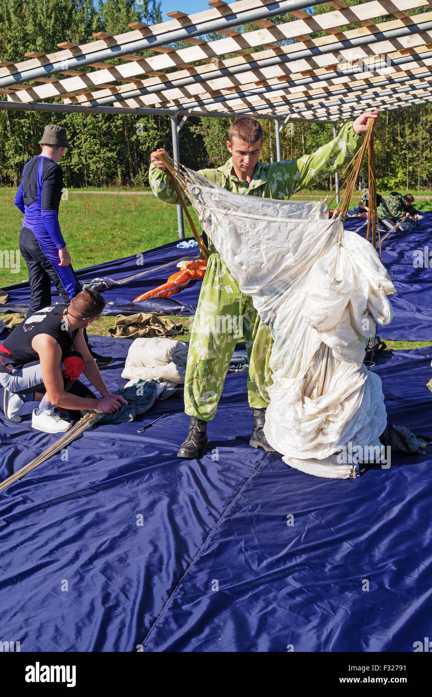 Parachutists - 2014. Packing of parachutes Stock Photo - Alamy
