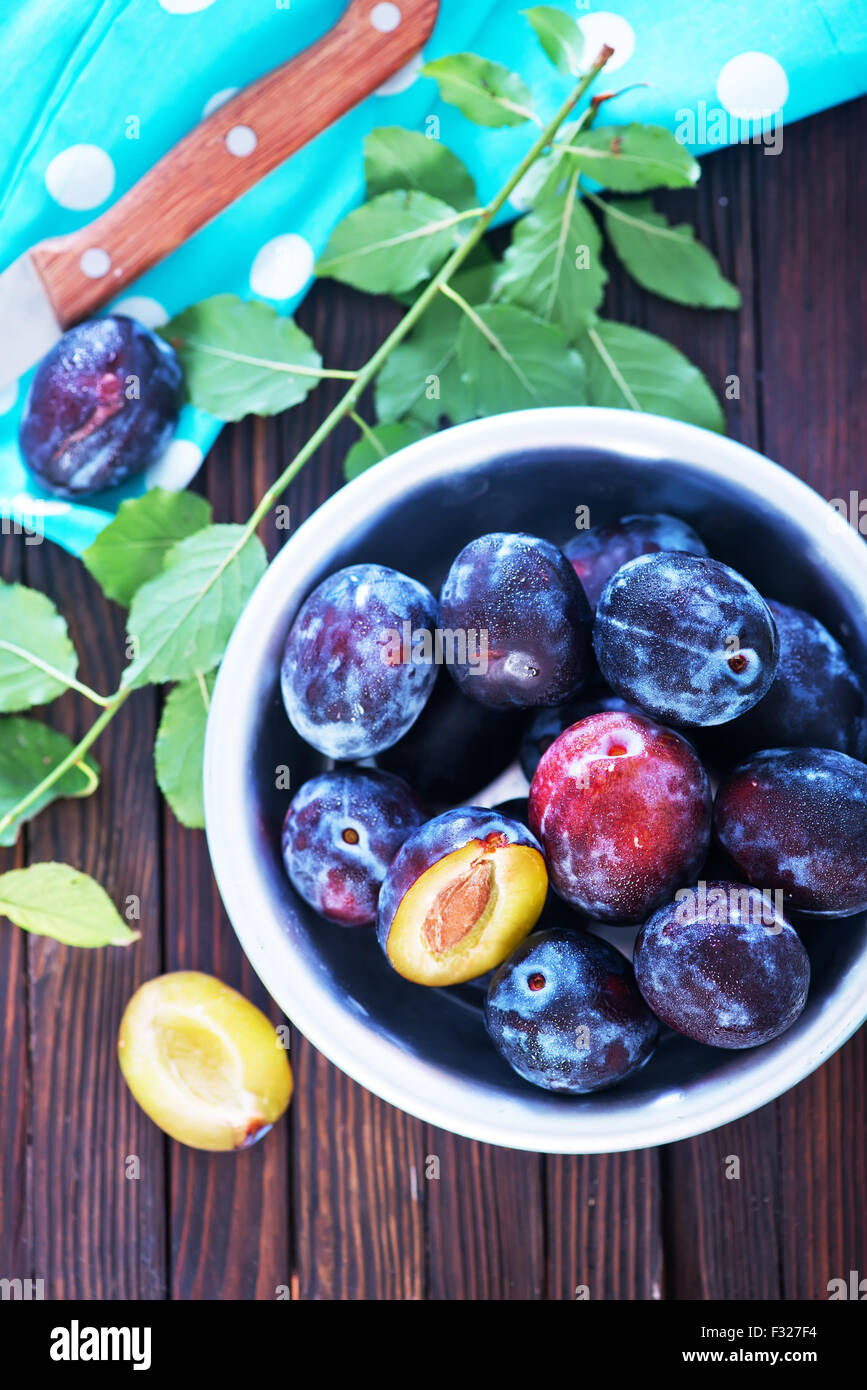 fresh plums in bowl and on a table Stock Photo - Alamy