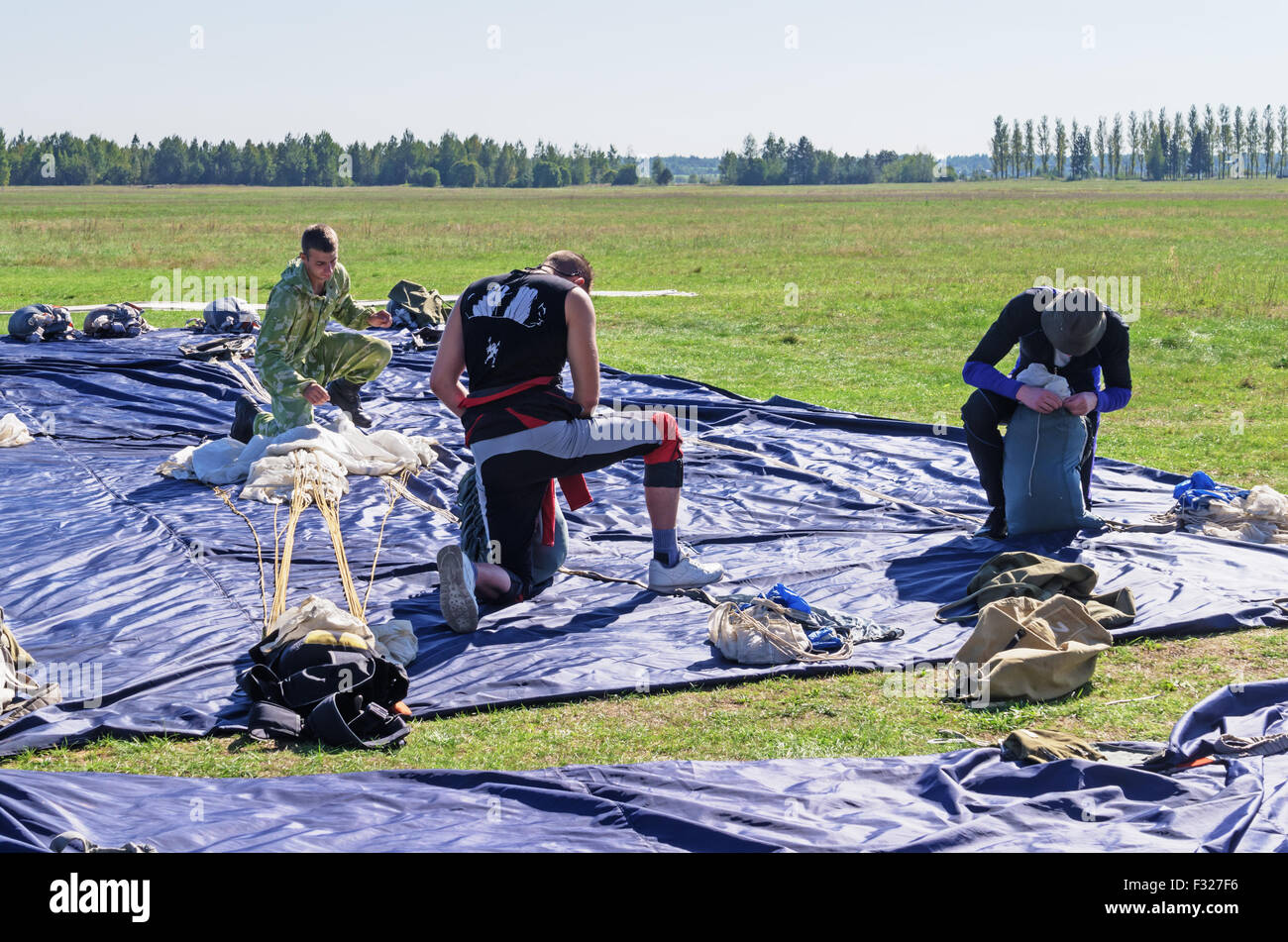 Parachutists - 2014. Packing of parachutes Stock Photo - Alamy
