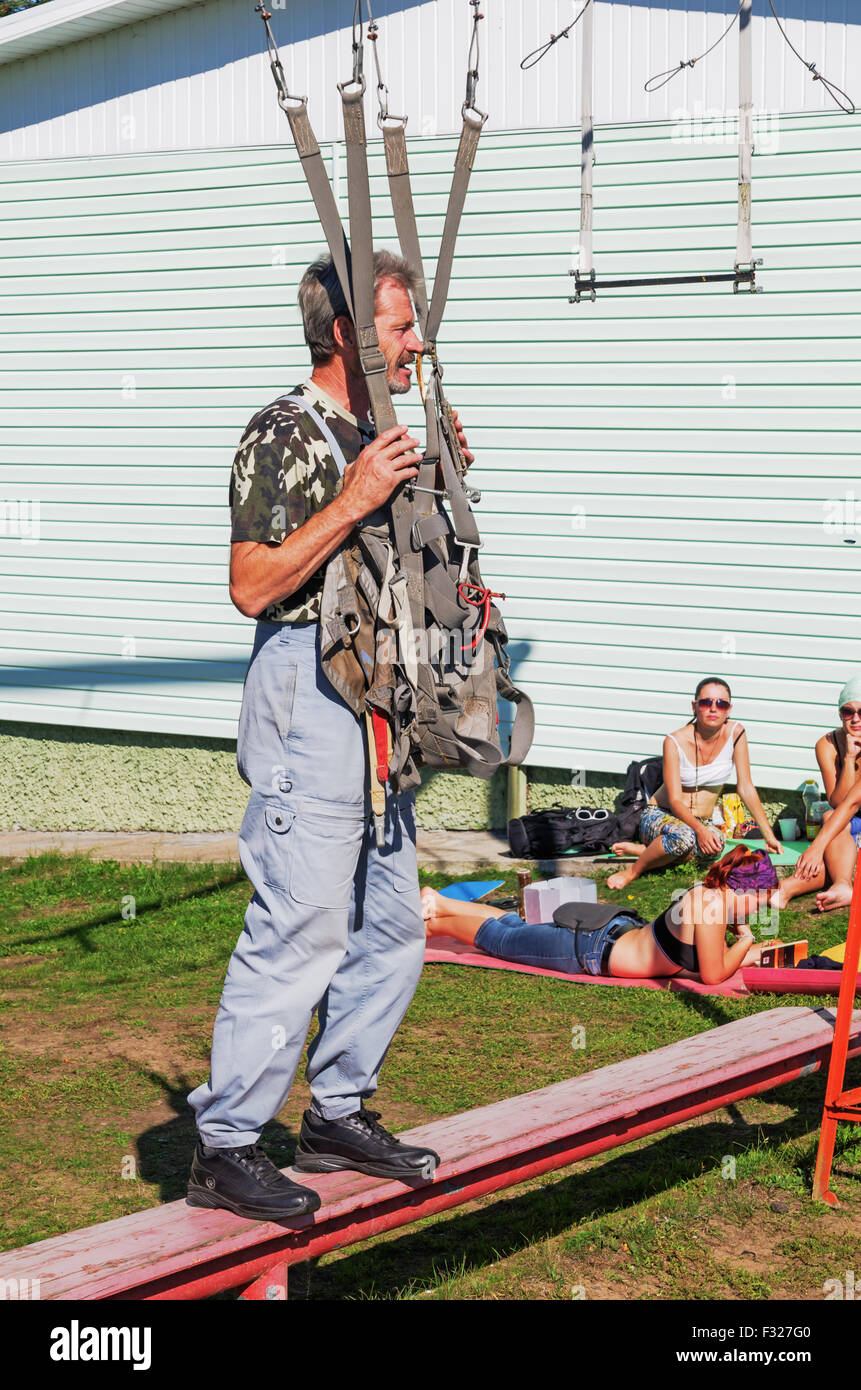 Parachutists - 2014. Training of beginning parachutists Stock Photo - Alamy