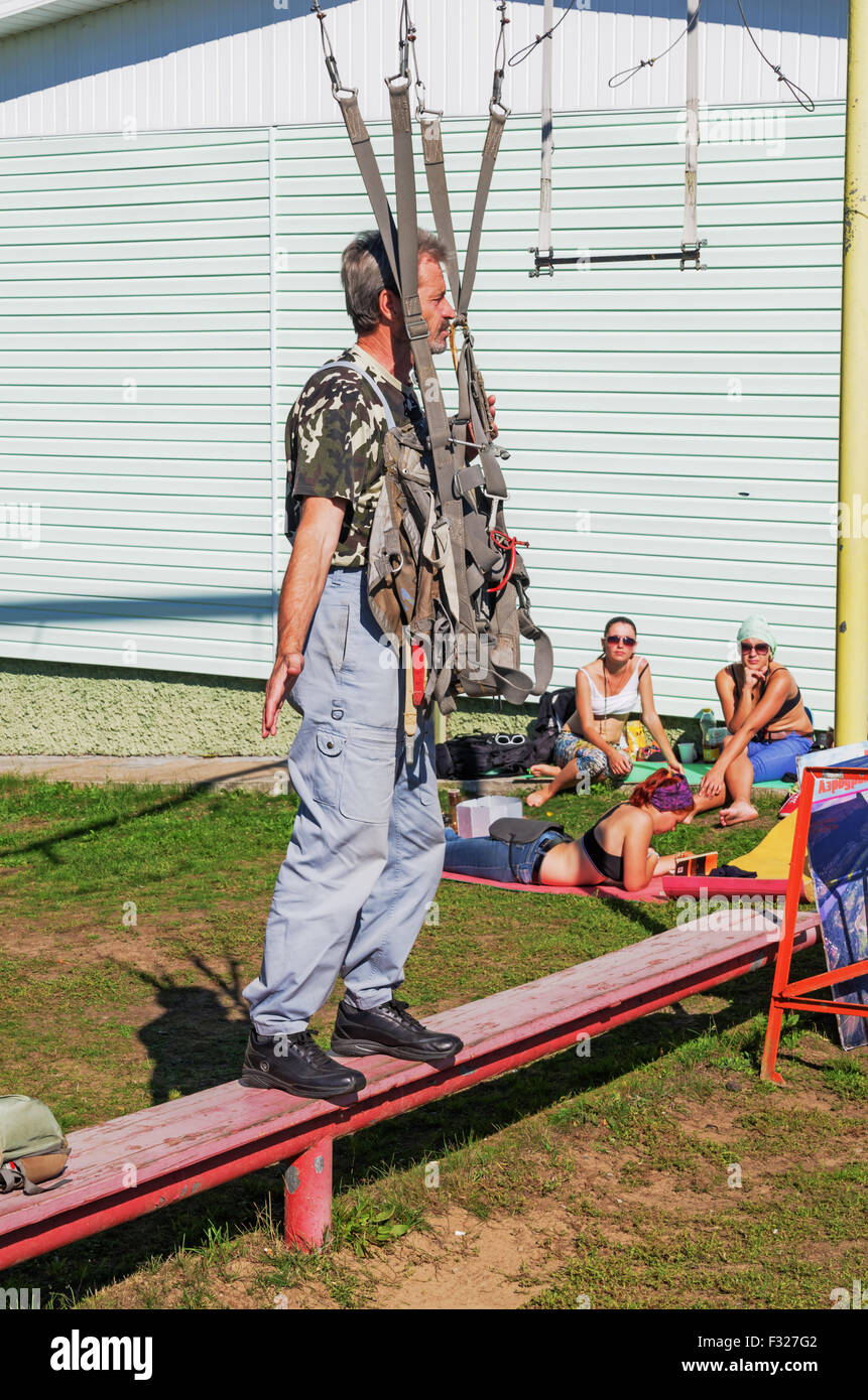 Parachutists - 2014. Training of beginning parachutists Stock Photo - Alamy