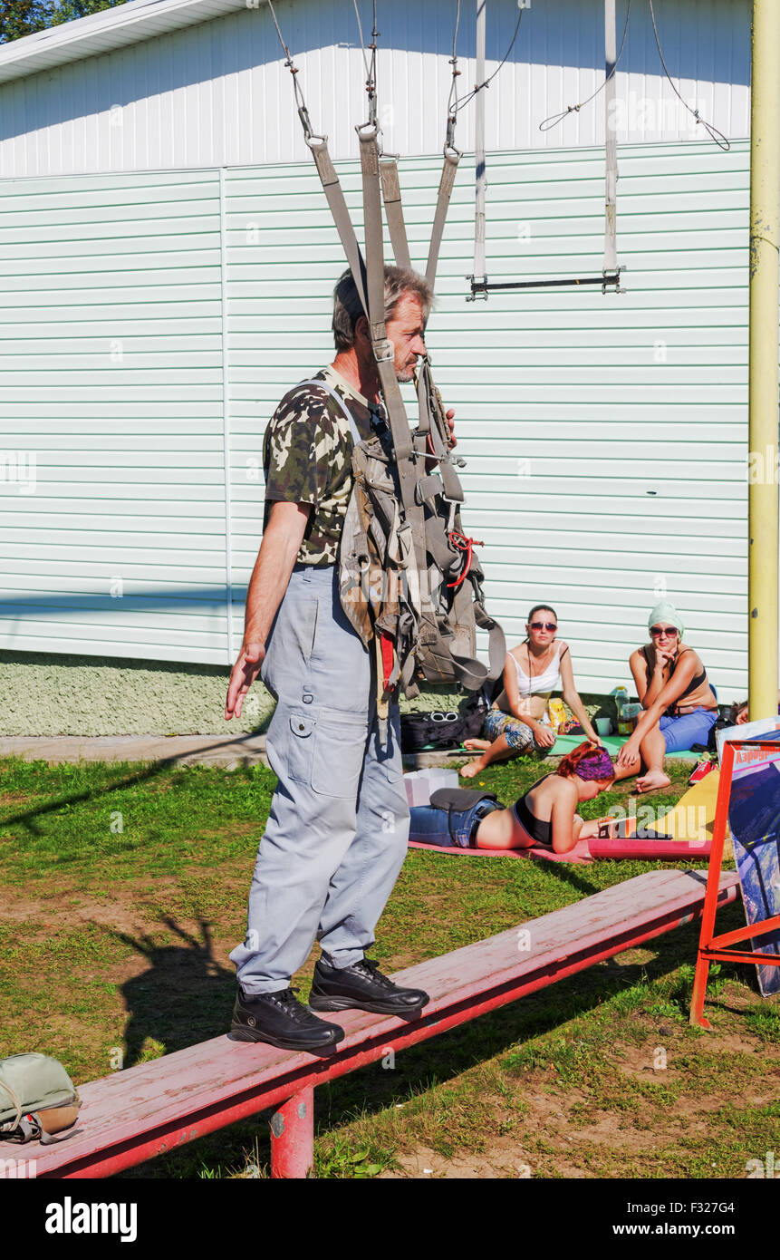 Parachutists - 2014. Training of beginning parachutists Stock Photo - Alamy