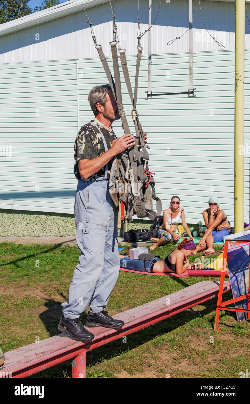 Parachutists - 2014. Training of beginning parachutists Stock Photo - Alamy