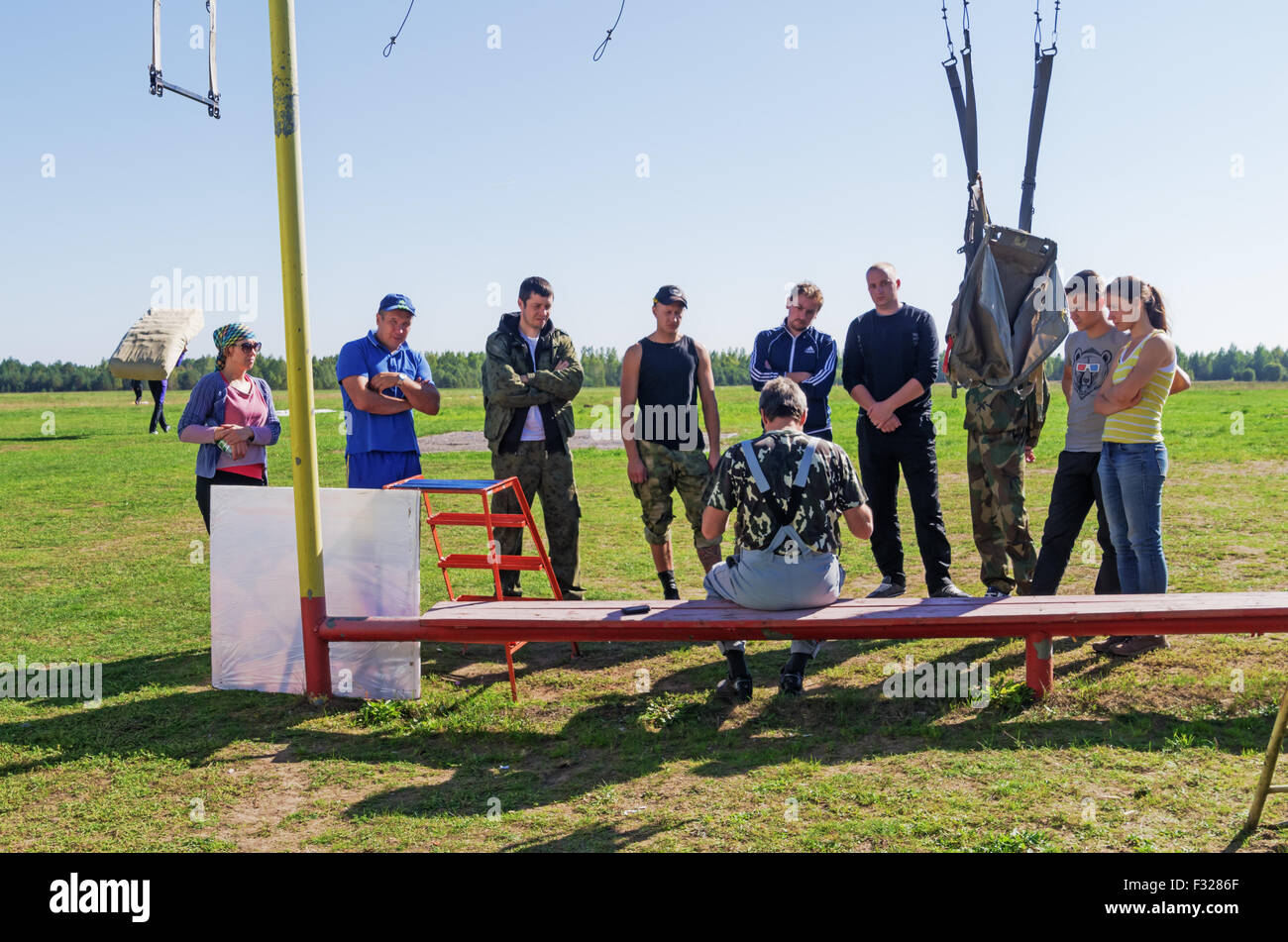 Parachutists - 2014. Training of beginning parachutists Stock Photo - Alamy