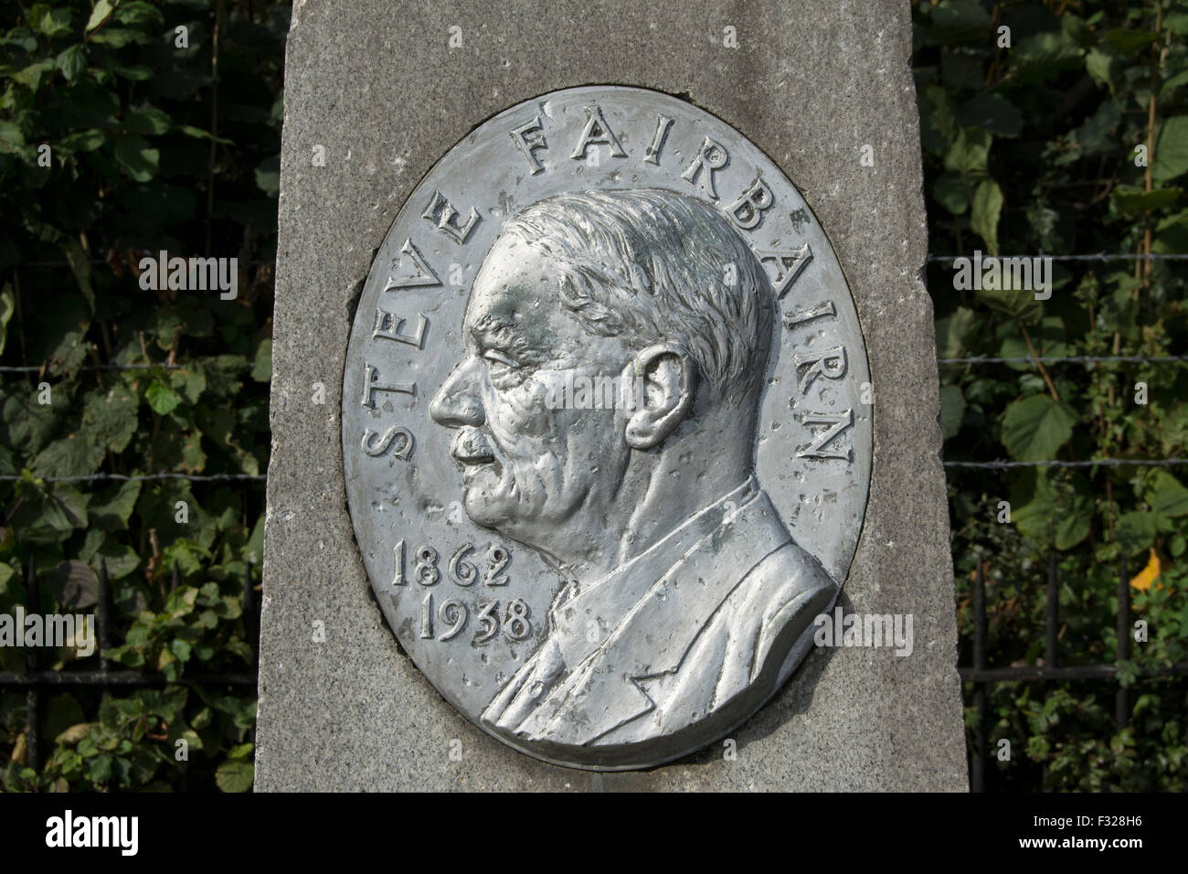 memorial obelisk commemorating rower steve fairbairn, beside the river ...