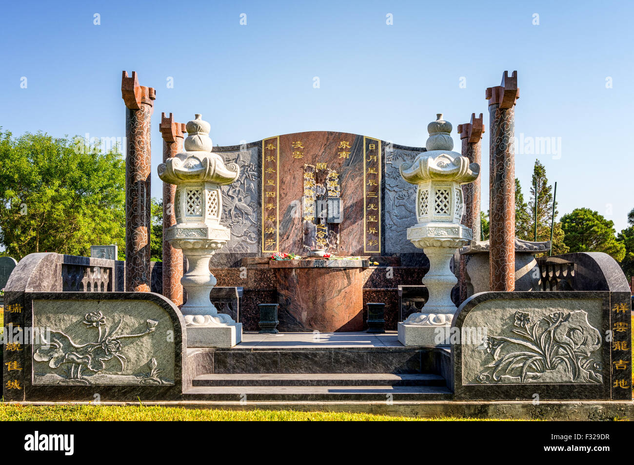 Grave site marker hi-res stock photography and images - Alamy
