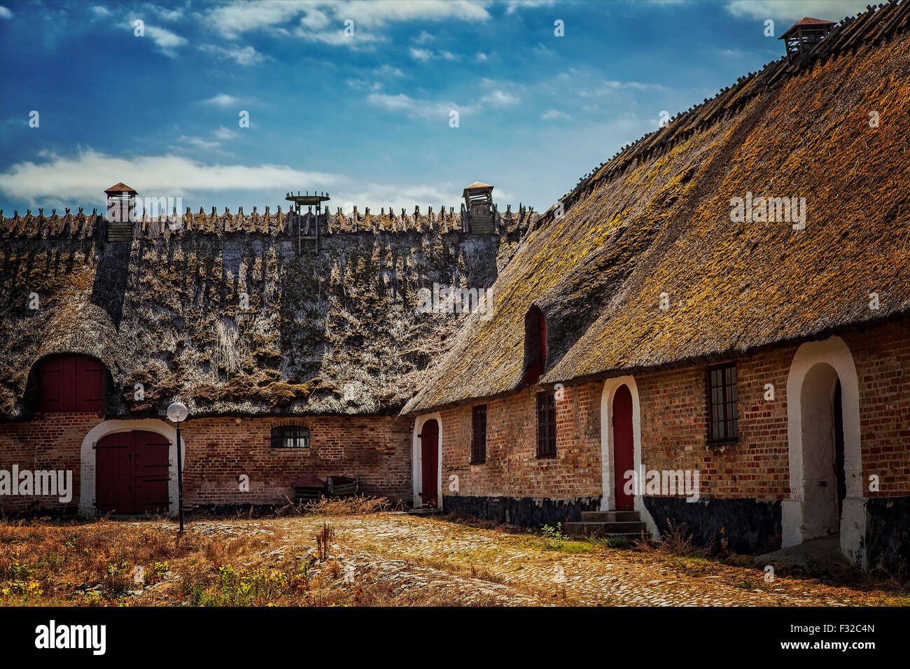 Traditional thatched roof farm house hi-res stock photography and ...