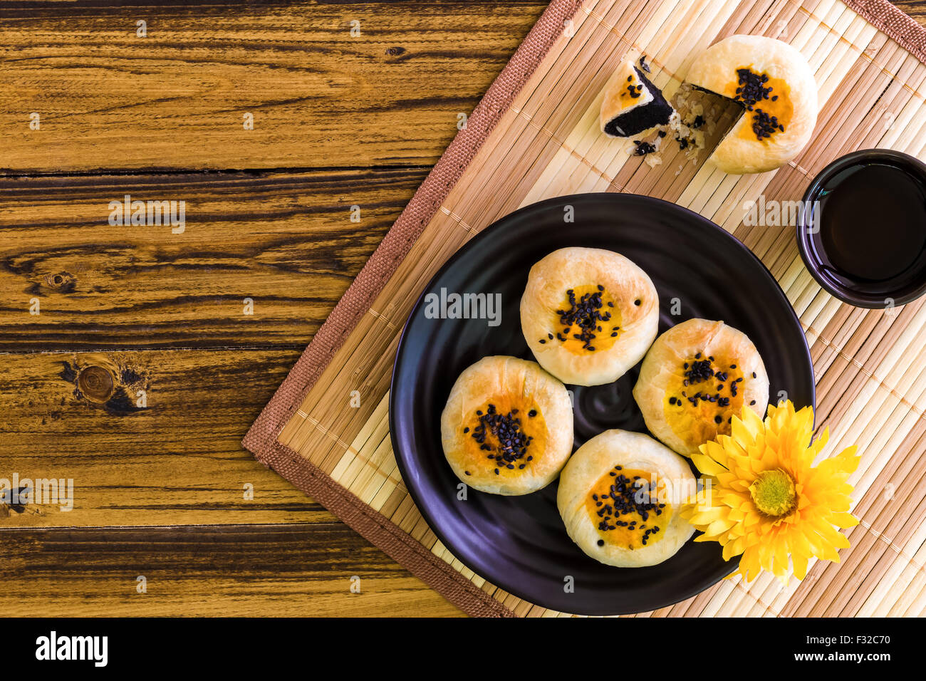 Traditional Chinese cake or snack for tea break Stock Photo - Alamy