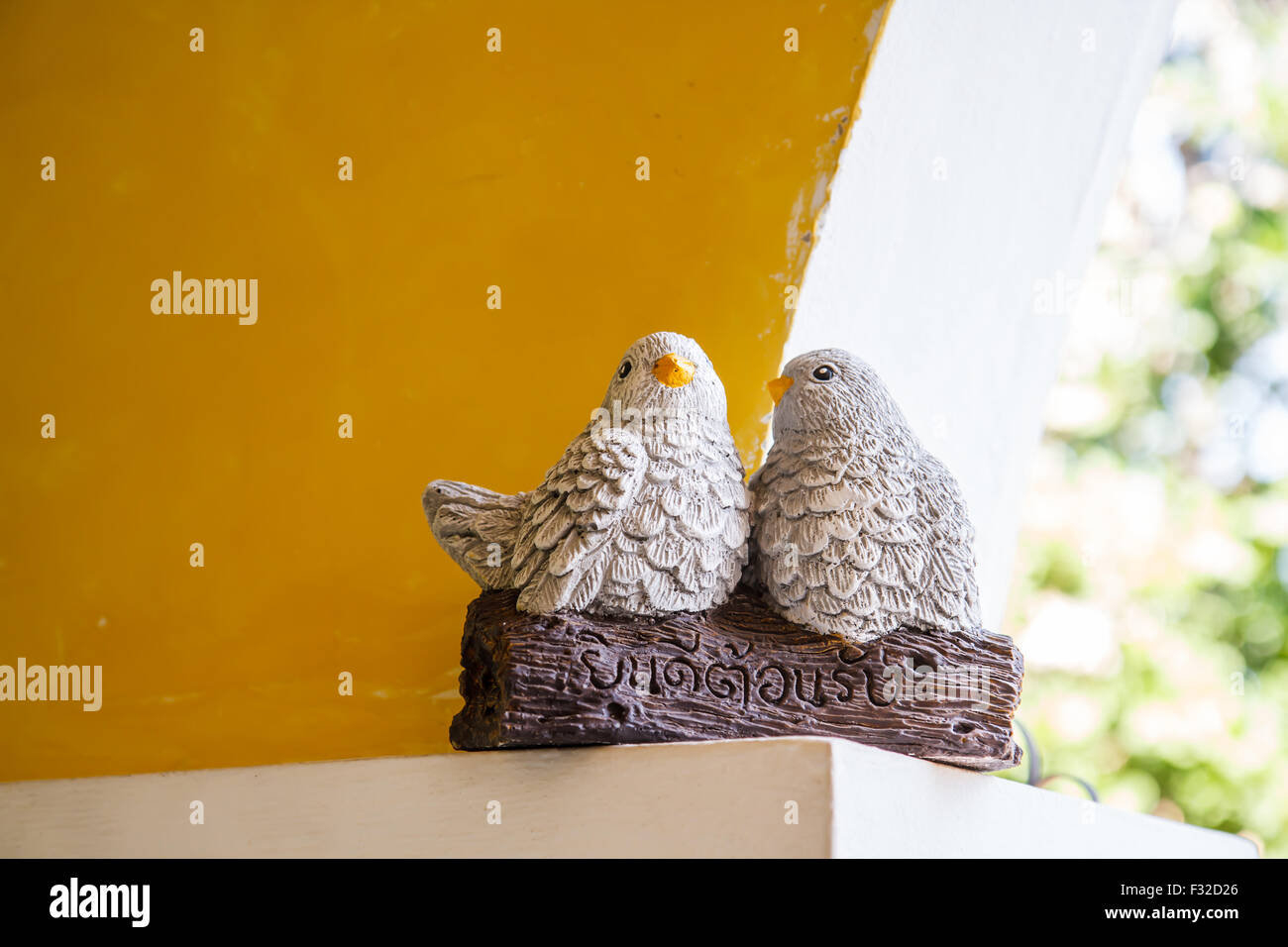 Statues two birds Stock Photo - Alamy