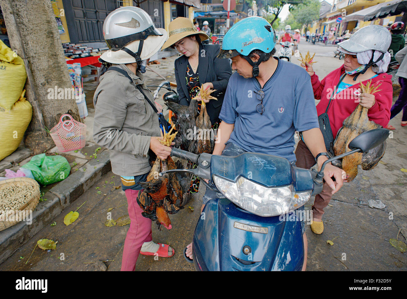 Vietnam Market Chicken High Resolution Stock Photography and Images - Alamy