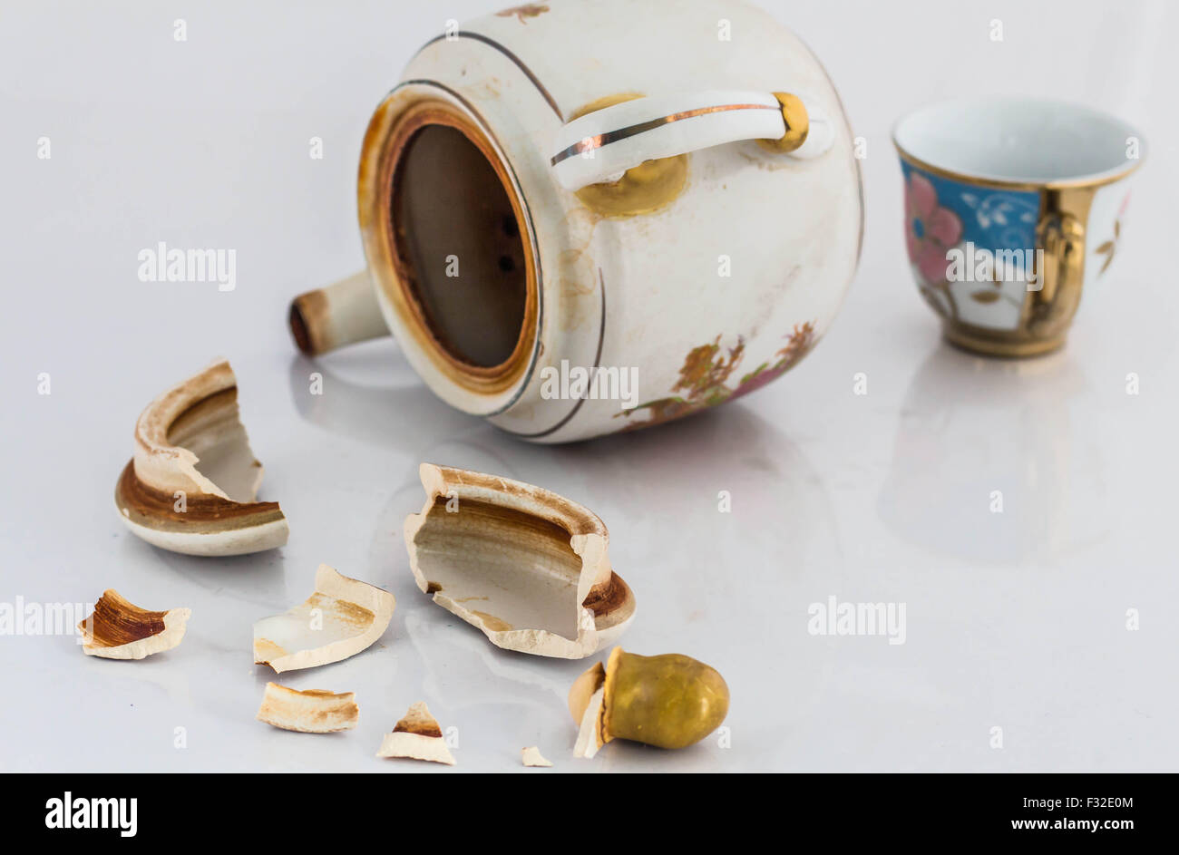 Tea lid debris that falls apart on a white background Stock Photo - Alamy