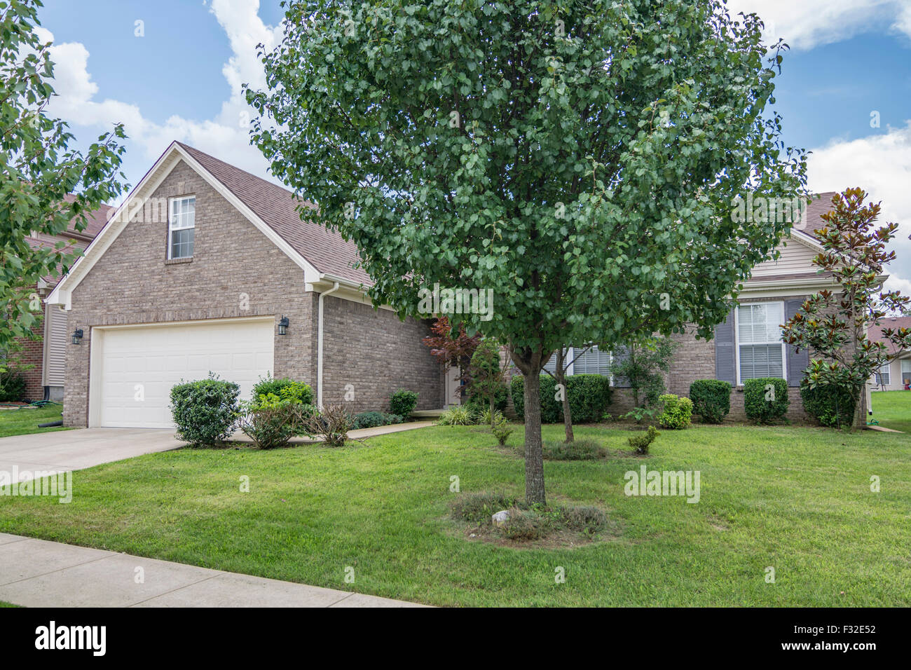 American middle class suburban house hi-res stock photography and ...