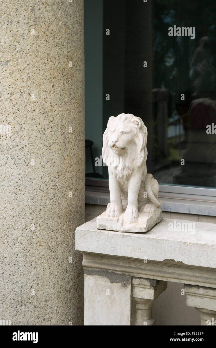 Small lion sculpture Stock Photo - Alamy