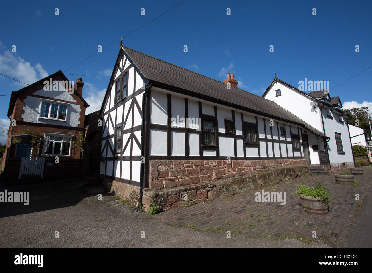 Village of Churton, Cheshire, England. The 17th century former Red Lion ...