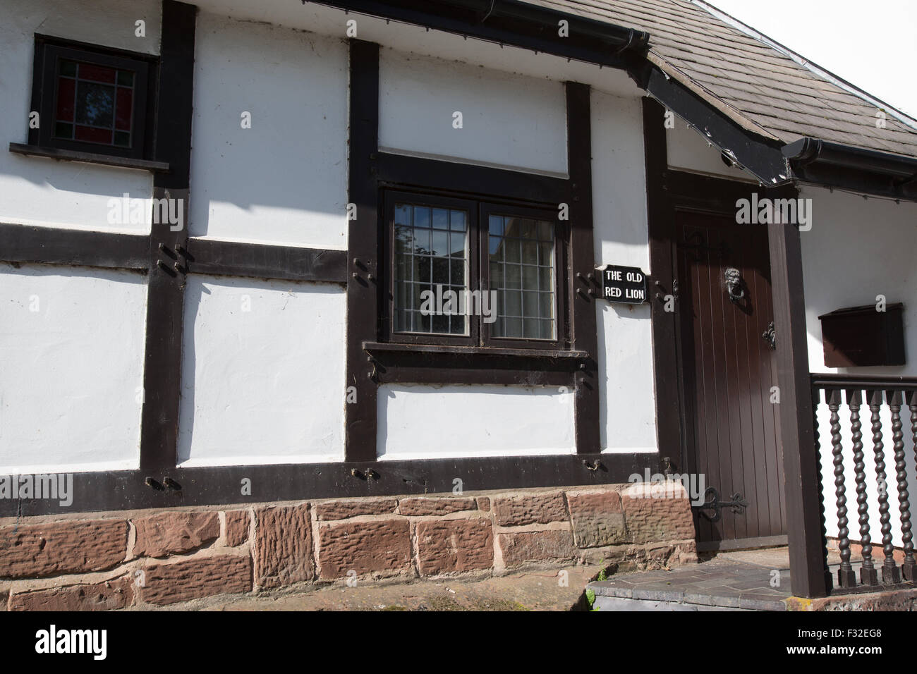 Village of Churton, Cheshire, England. The 17th century former Red Lion ...