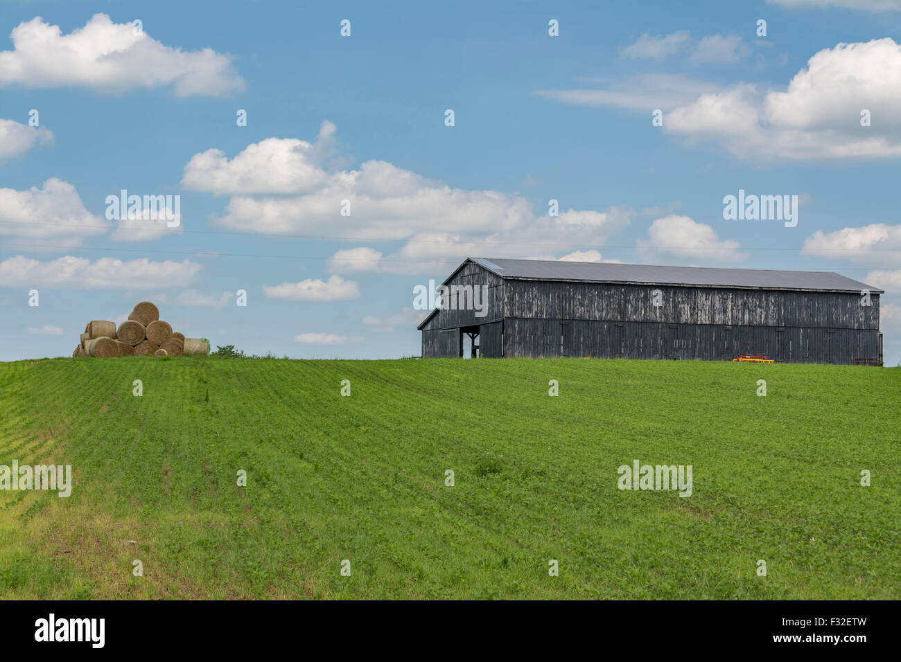 Barn and hay field hi-res stock photography and images - Alamy