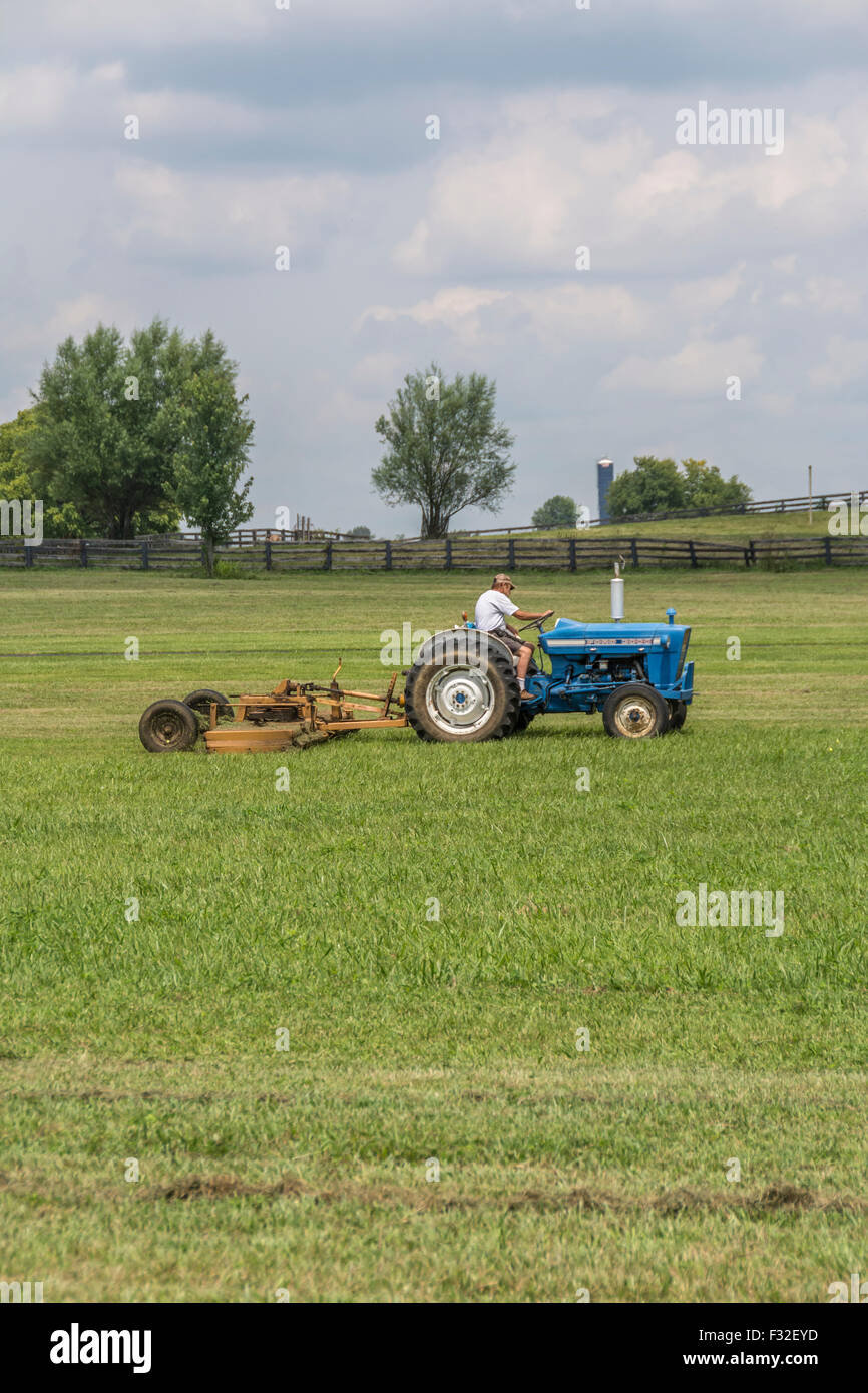 Lawn tractor hi-res stock photography and images - Alamy
