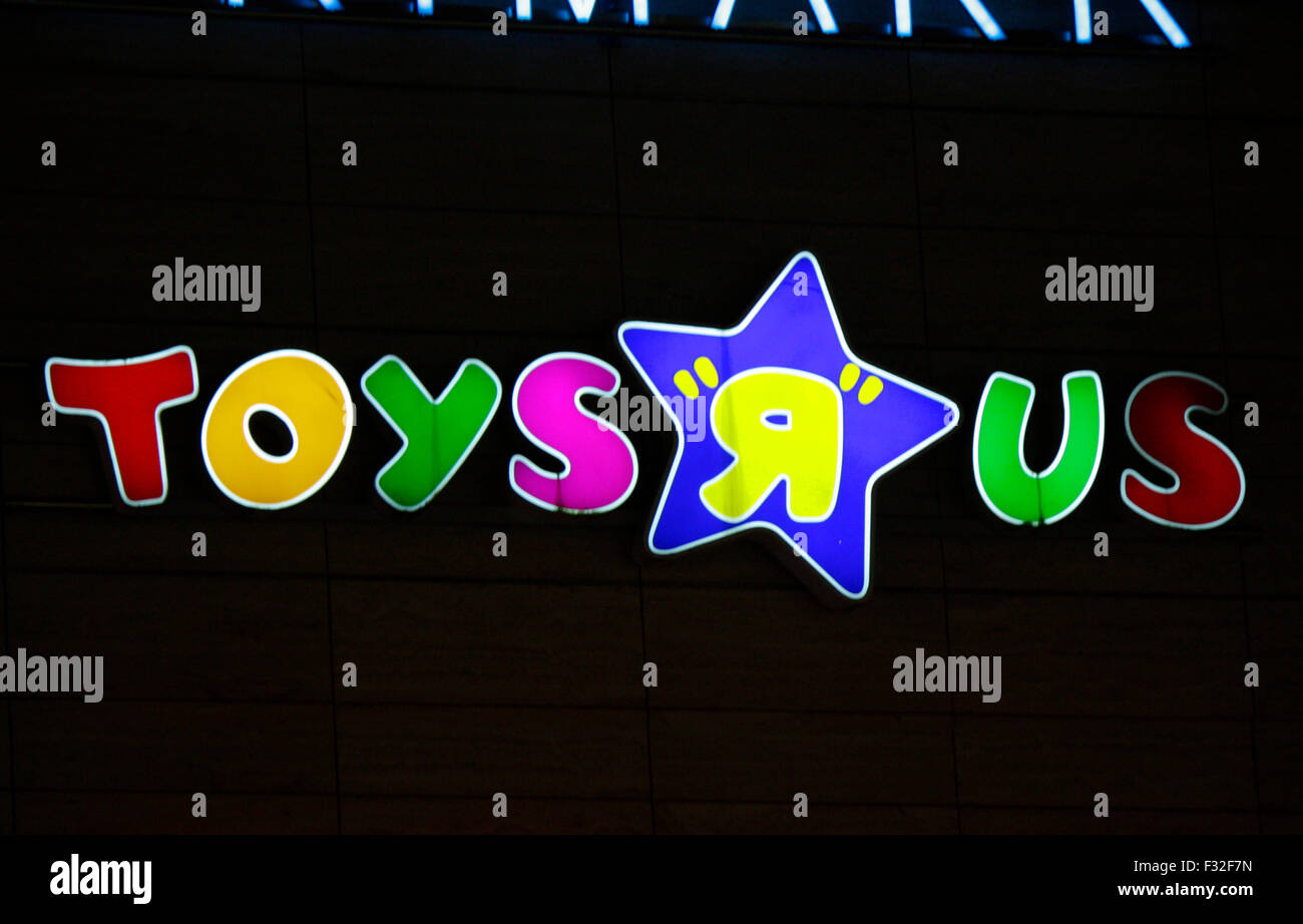 Toys r us sign hi-res stock photography and images - Alamy