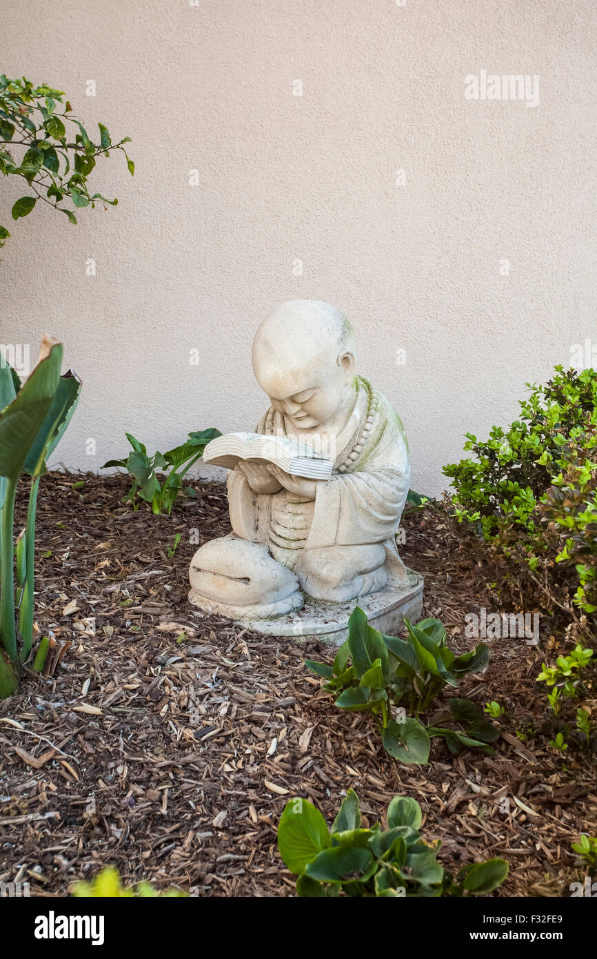 Statue reading a book hi-res stock photography and images - Alamy