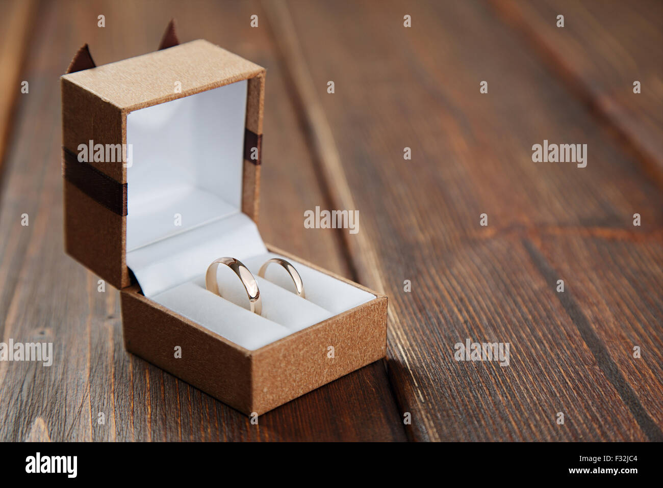 Golden wedding rings in the box Stock Photo - Alamy