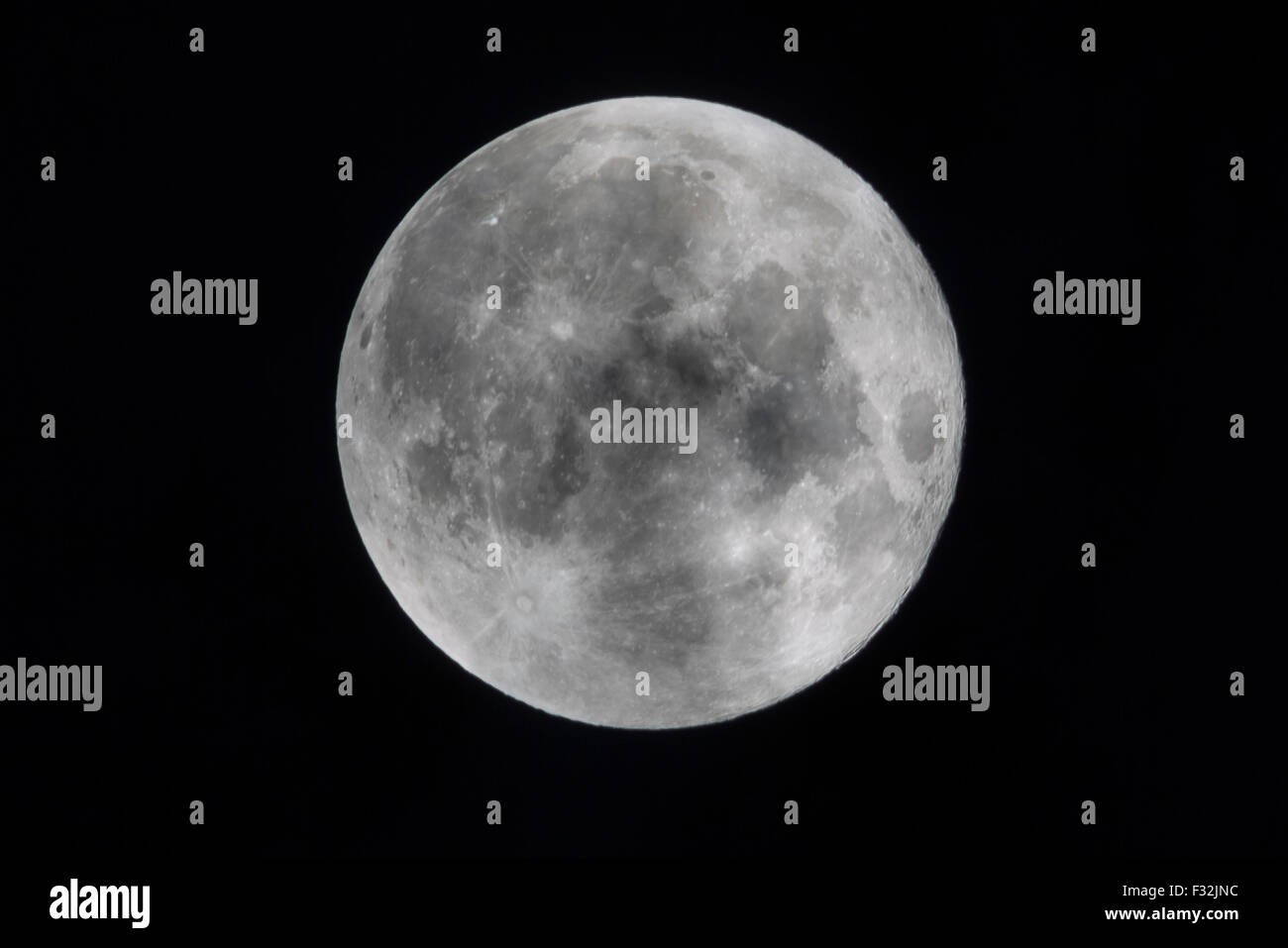 Tokyo, Japan. 28th September, 2015. A supermoon rises over Tokyo, Japan ...