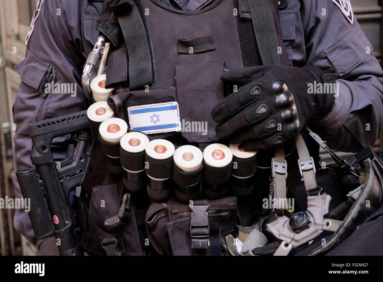 Jerusalem, Israel. 28th September, 2015. Israeli police armed with ...