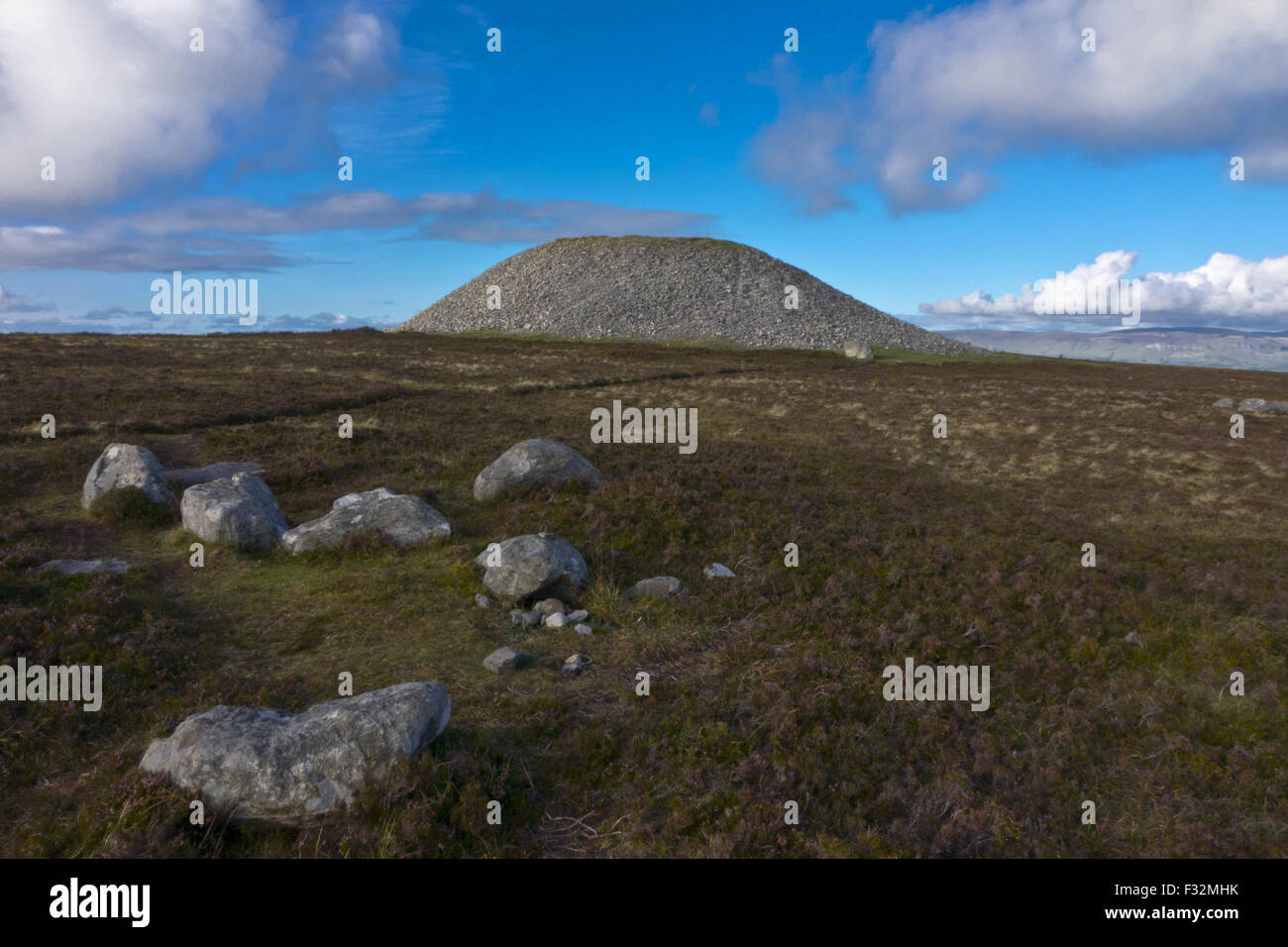 Medbs maeve cairn grave knocknarea county sligo hi-res stock ...