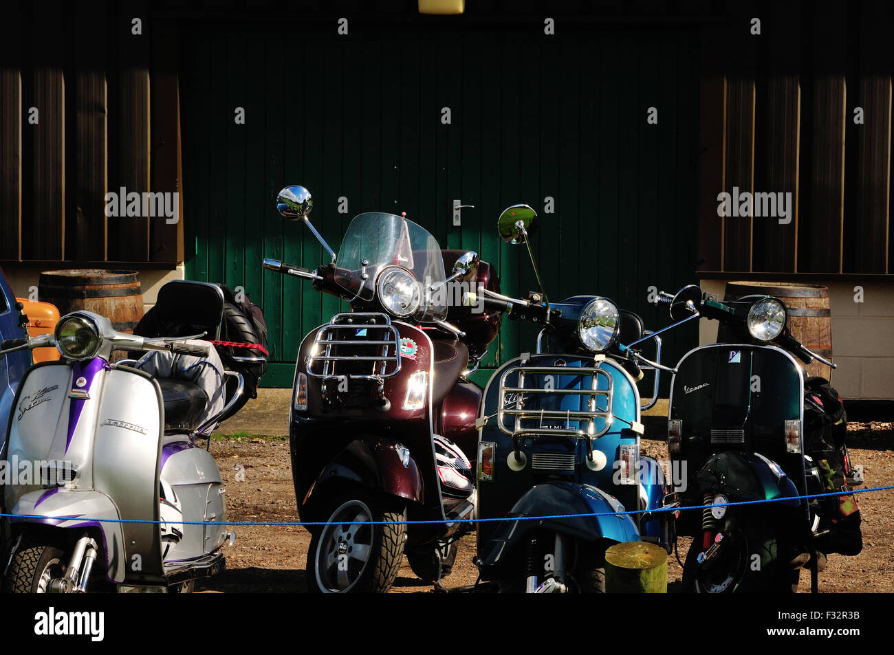 Vespas hi-res stock photography and images - Alamy