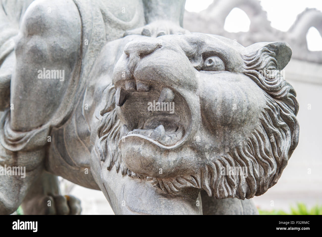 Tiger statue hi-res stock photography and images - Alamy