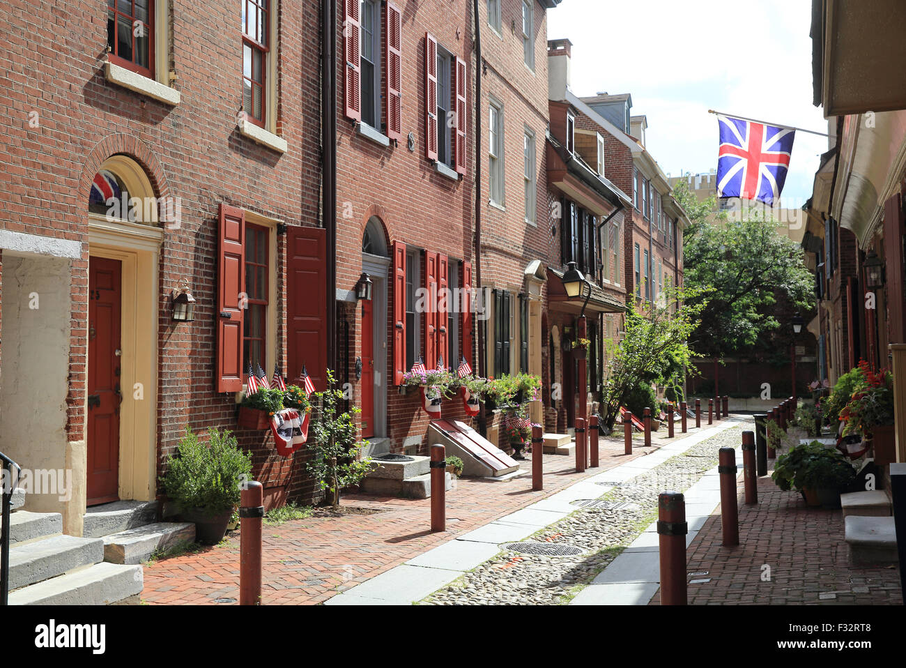 Elfreth's Alley, the oldest inhabited street in the USA, in ...