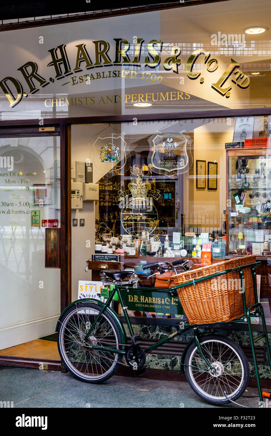 Perfumers hi-res stock photography and images - Alamy