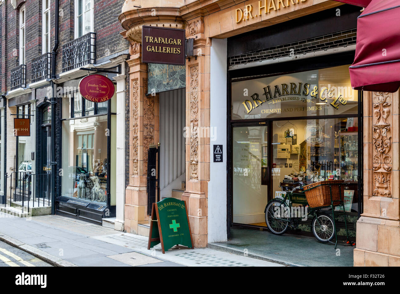 Perfumers hi-res stock photography and images - Alamy