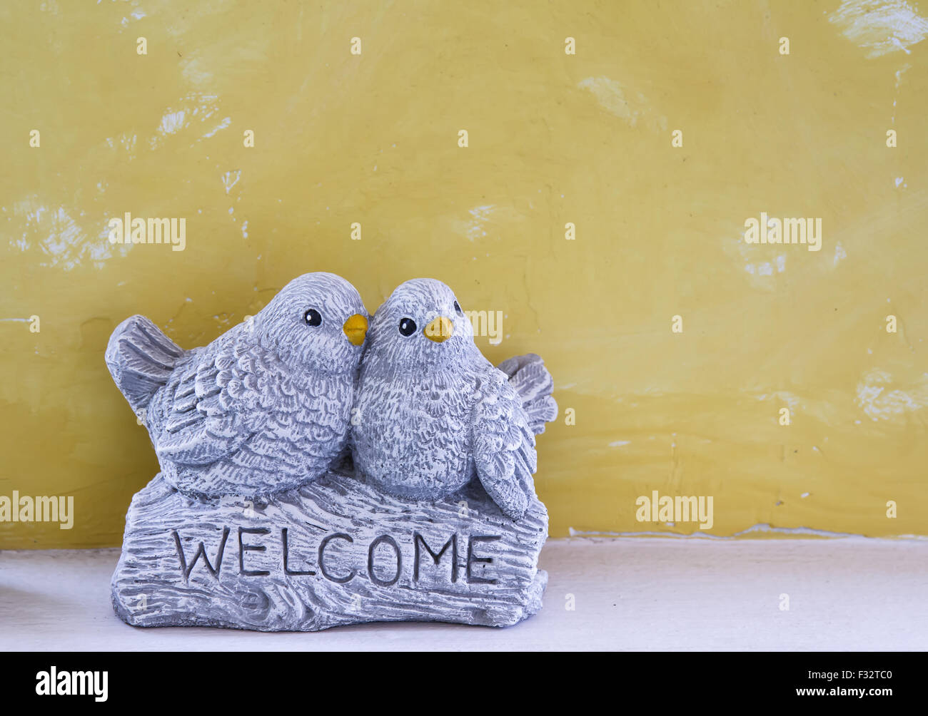 Statues two birds Stock Photo - Alamy