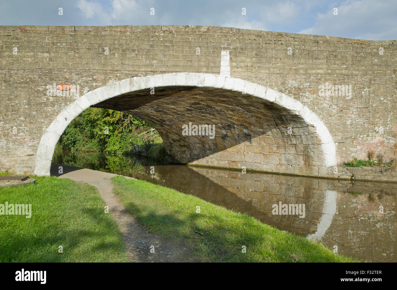 Canal Bridge over the Leeds Liverpool canal near Skipton Stock Photo ...