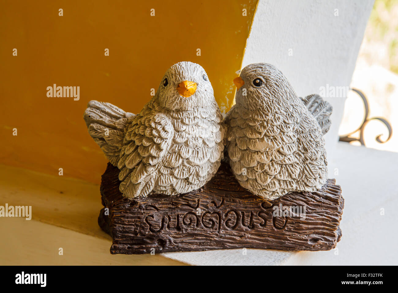 Statues two birds Stock Photo - Alamy