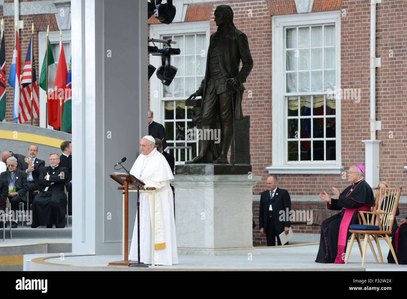Pope Francis address crowds gathered at Independence Hall September 26 ...
