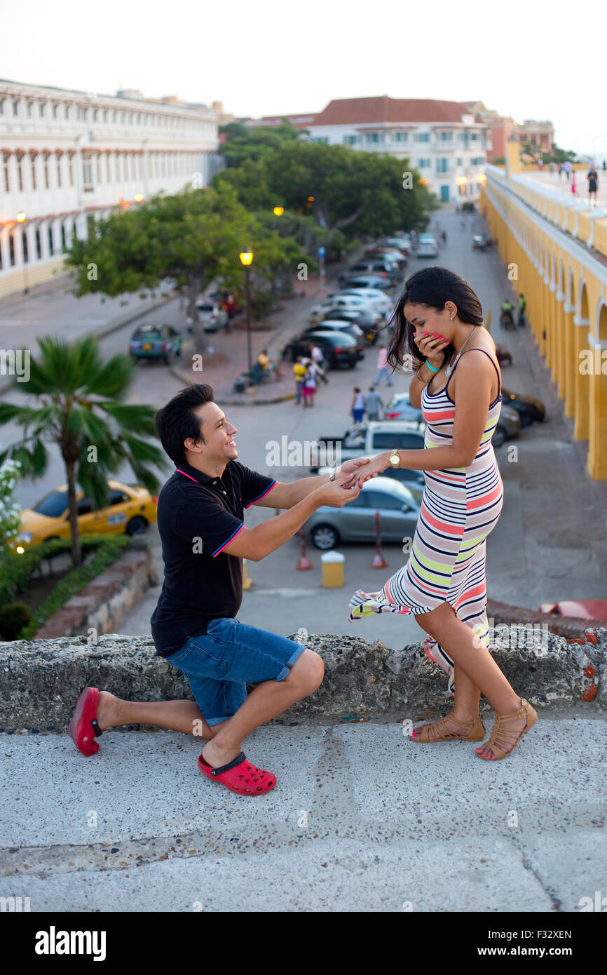 Boy proposing girl hi-res stock photography and images - Alamy