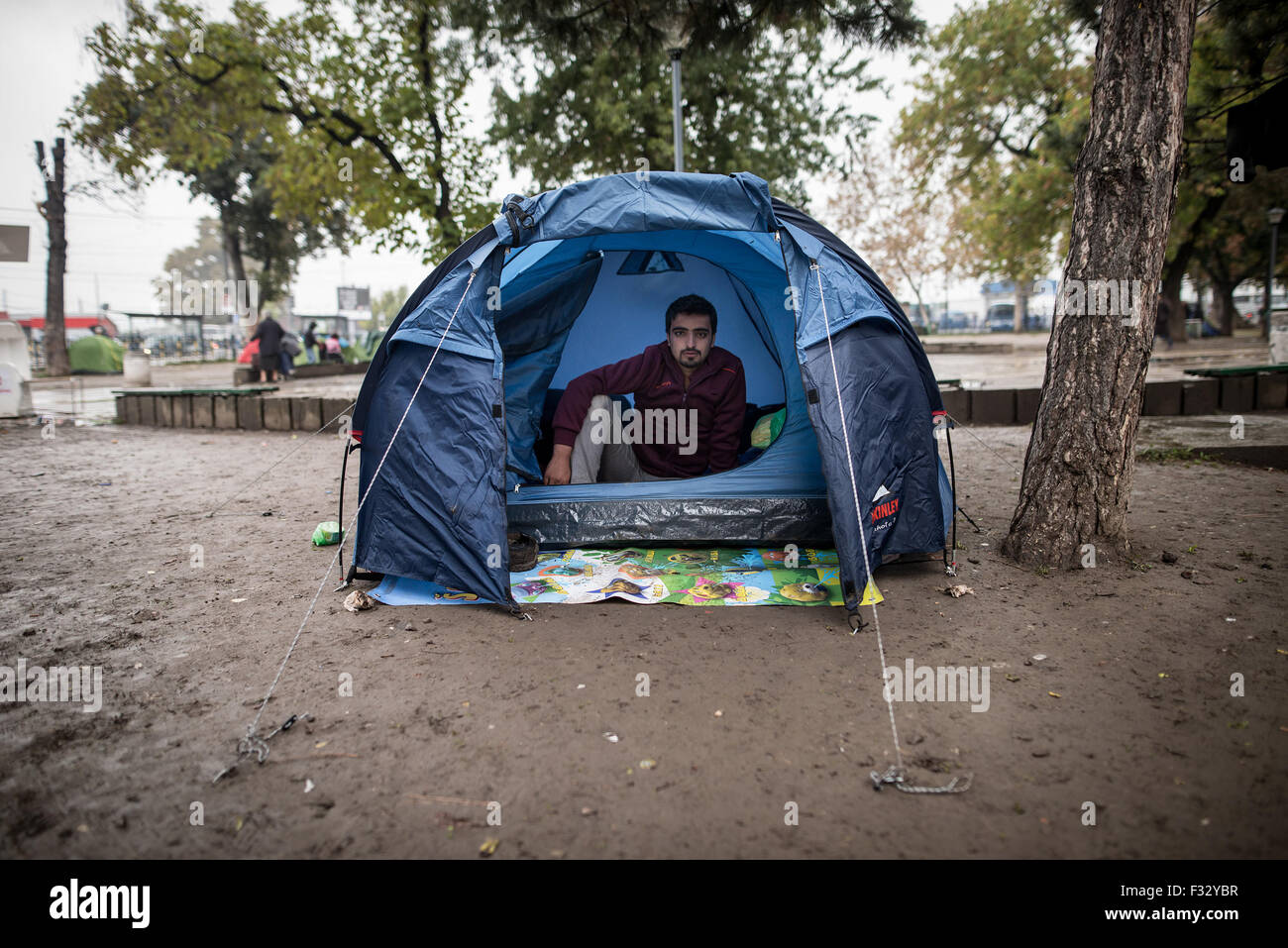 Belgrade, Serbia. 28th Sep, 2015. Refugee sits inside a tent while ...