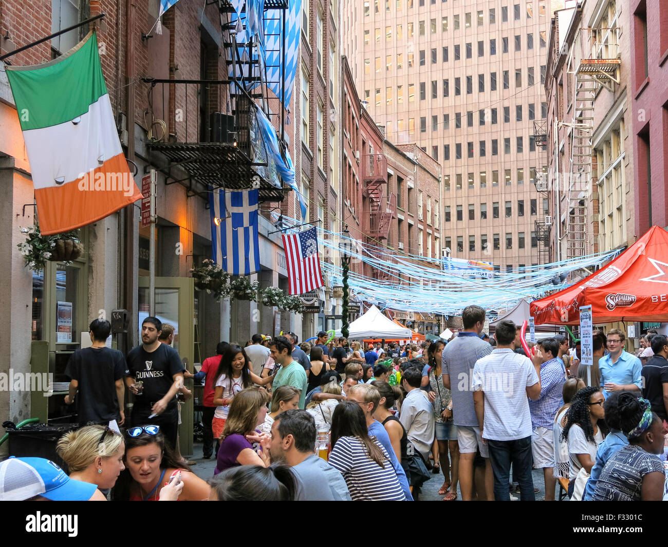 Nyc stone street dining hi-res stock photography and images - Alamy