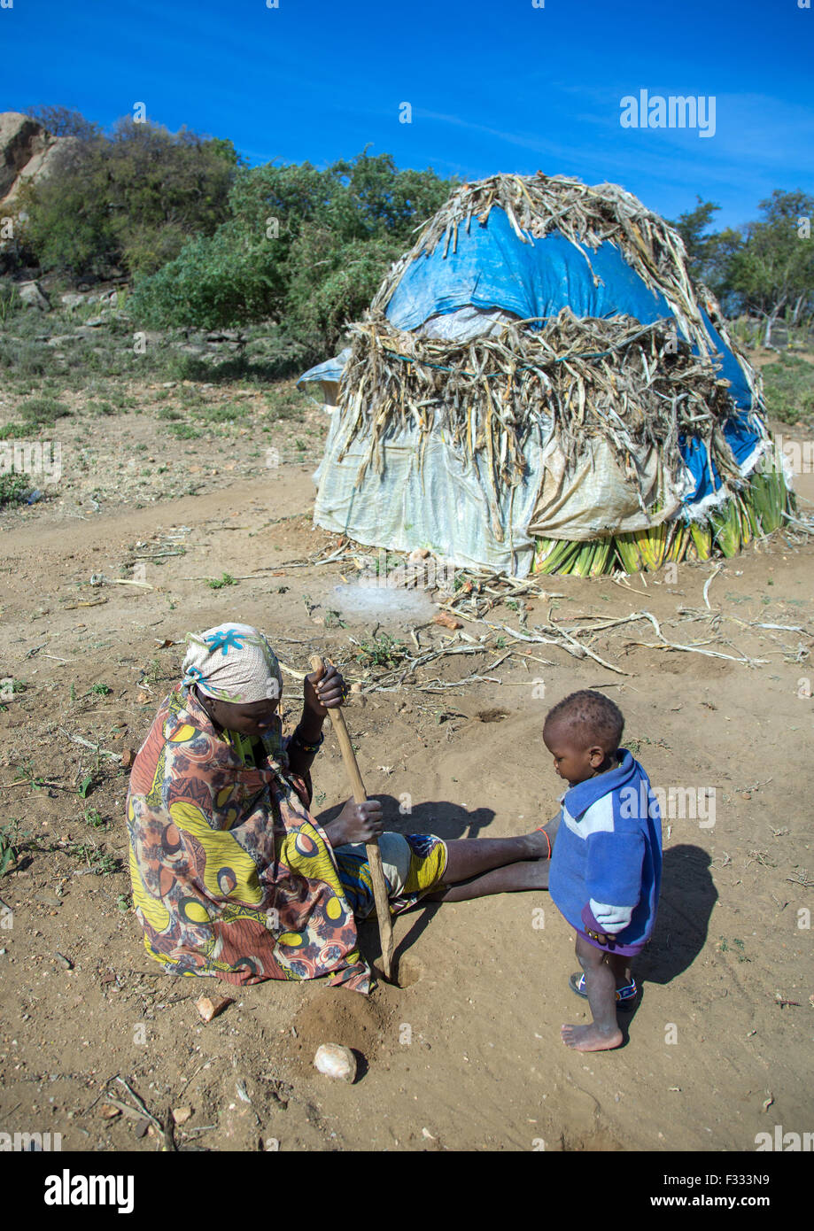 Tanzania, Serengeti Plateau, Lake Eyasi, hadzabe tribe woman with her ...