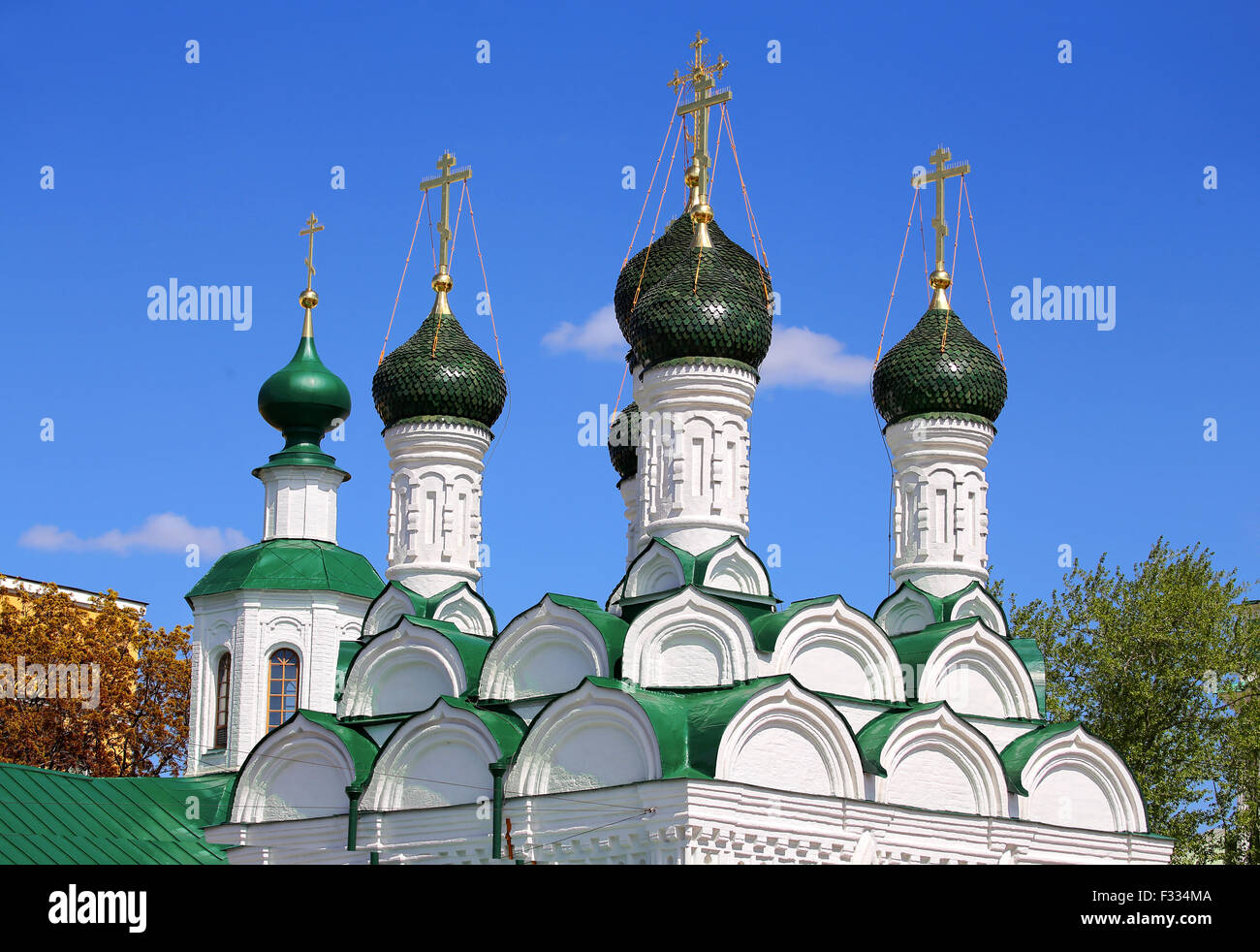 Domes of the orthodox temple built in sixteenth century in Moscow Stock ...