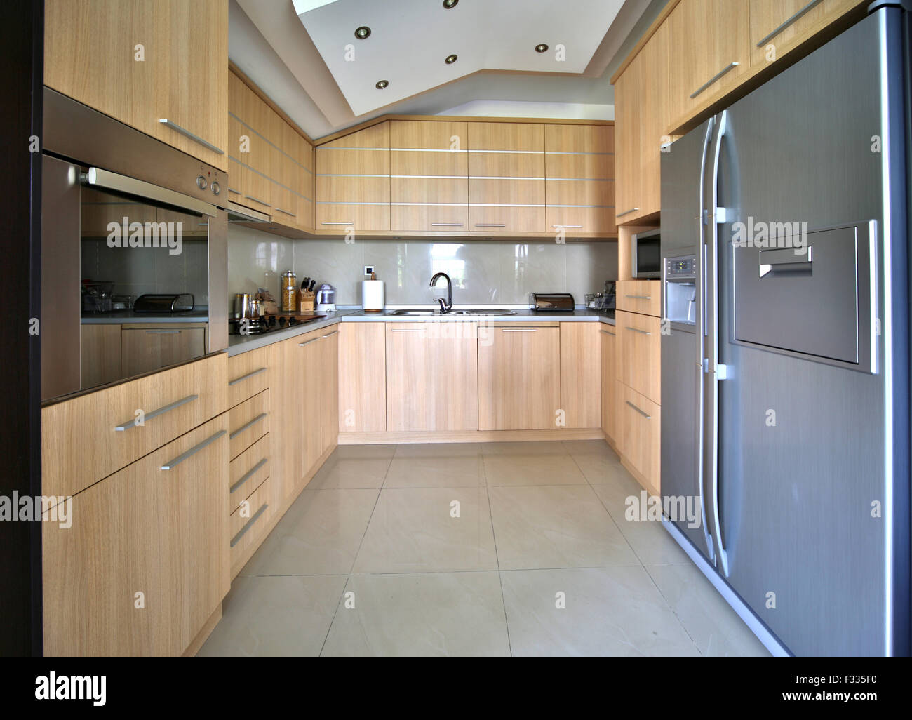Kitchen inside modern house hi-res stock photography and images - Alamy