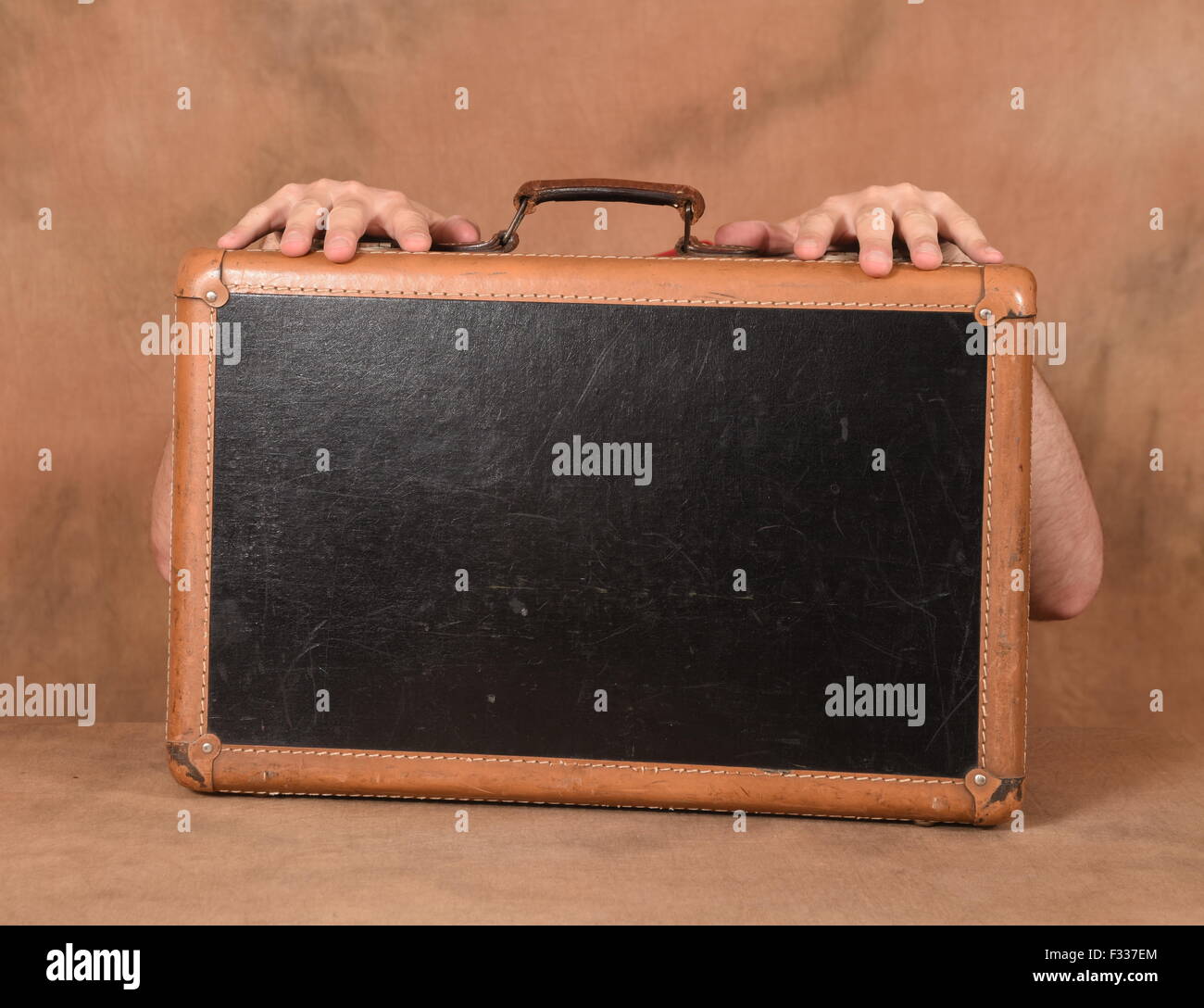 Man holding a suitcase Stock Photo - Alamy