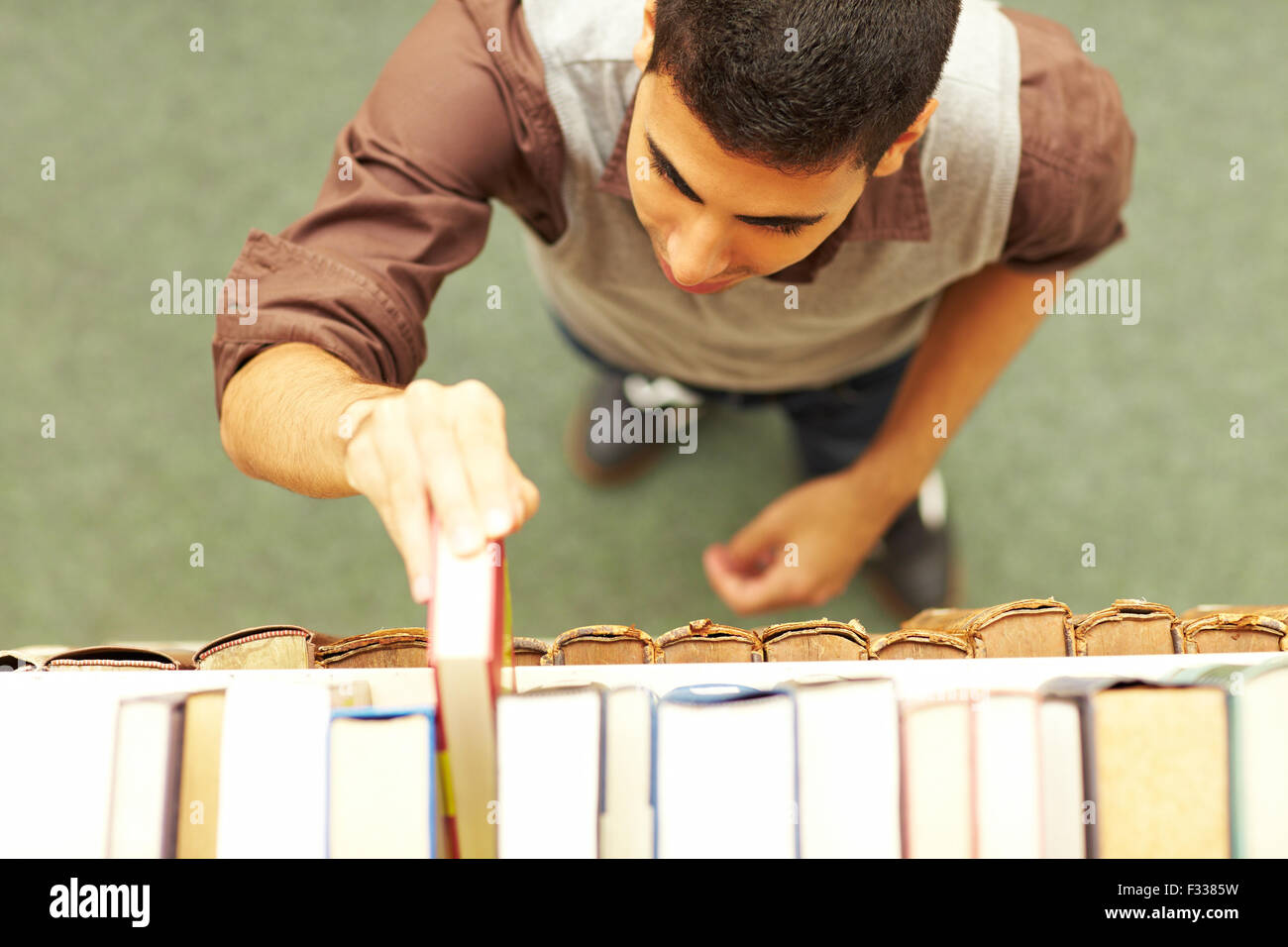 Man taking a book from shelf hi-res stock photography and images - Alamy