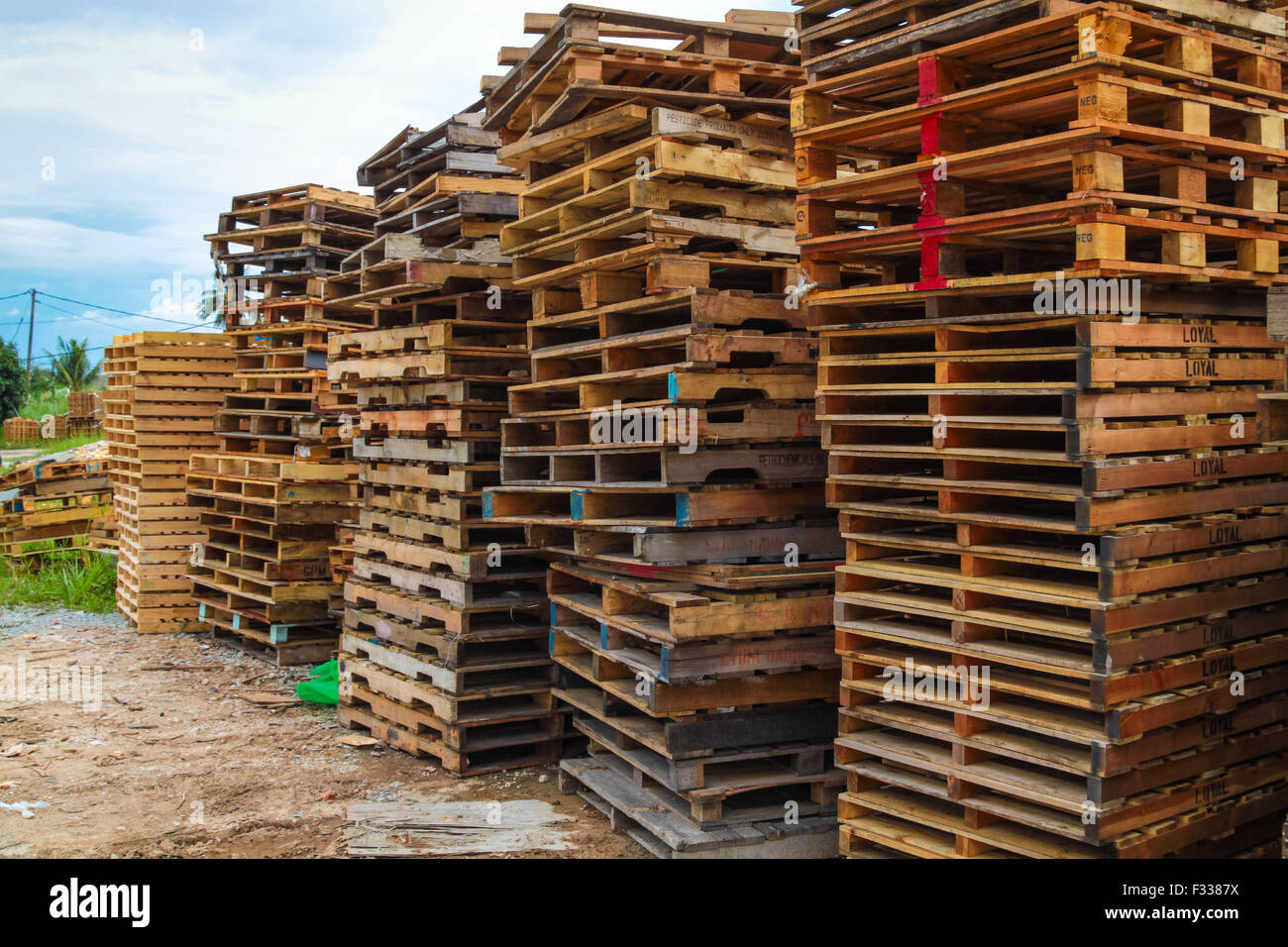 Stack of wooden pallets Stock Photo - Alamy